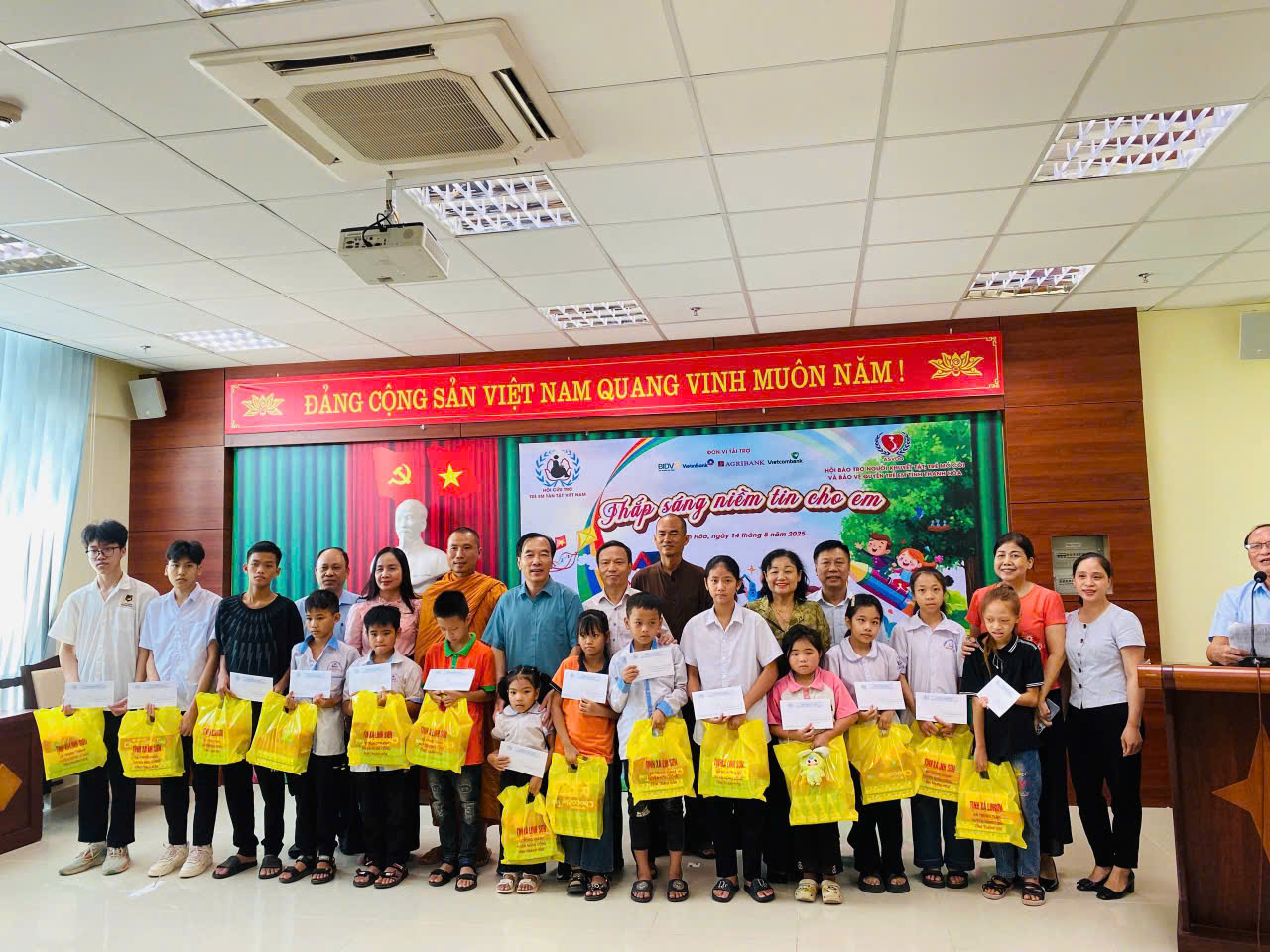 Chương trình “Thắp sáng niềm tin cho em” mang yêu thương đến học sinh ...
